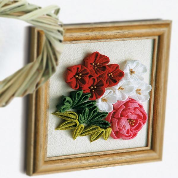 ●四季の花々が楽しめるつまみ細工キット。ボンドだけで作れて、針・糸は不要です。木製フレーム付きですぐに飾れるのも嬉しい♪スタンド付きなので、壁掛けだけでなく立てかけても。深紅と白が冬らしい組み合わせです。●出来上がりサイズ：額外径：約 縦1...