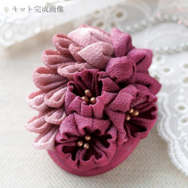 ●ボンドだけで作成できるつまみ細工のチャームキット。 針と糸は不要！つまみ用の生地はあらかじめカット済みで、手間なく作れます。【こちらの商品は手作りキットで、完成品ではありません。ご注文の際はお間違えのないようお願いいたします。】生地は高級...