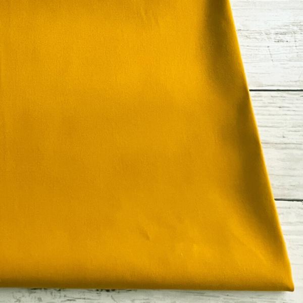 オックス生地とは、オックスフォードの略で、生地の織の種類です。縦糸、横糸を並べて織った平織の生地です。（撚って織る生地は帆布と言います。）　オックスは厚みがあるのに、通気性がよく、しなやかでしわになり難い生地です。綿は伸びにくく丈夫であり、...