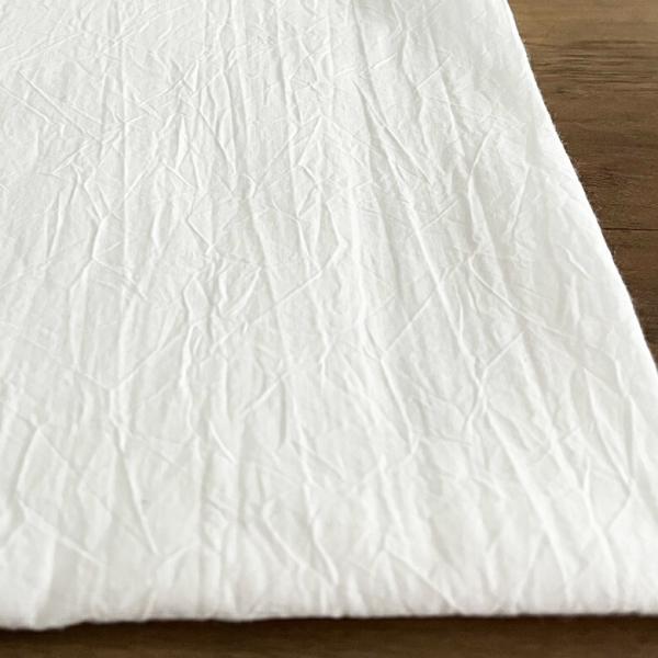 キャンブリックの特徴密に織られた丈夫な生地であり、熱と圧力を加えるカレンダリング加工 (Calendering) により表面に光沢があります。綿を密に織っているので適度な耐久性があります。そのため、洗い替えが必要な衣服によく用いられます。伸...