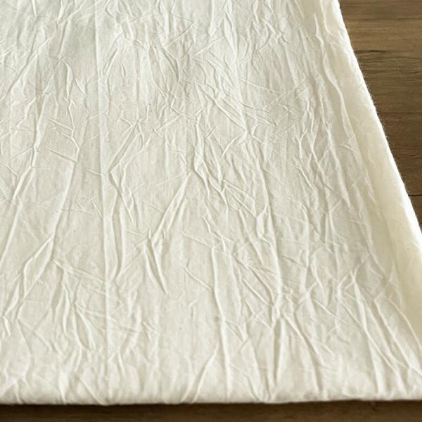 キャンブリックの特徴密に織られた丈夫な生地であり、熱と圧力を加えるカレンダリング加工 (Calendering) により表面に光沢があります。綿を密に織っているので適度な耐久性があります。そのため、洗い替えが必要な衣服によく用いられます。伸...