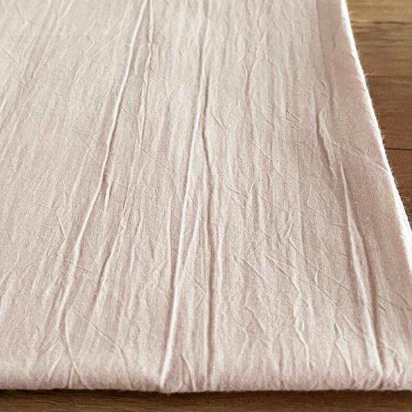 キャンブリックの特徴密に織られた丈夫な生地であり、熱と圧力を加えるカレンダリング加工 (Calendering) により表面に光沢があります。綿を密に織っているので適度な耐久性があります。そのため、洗い替えが必要な衣服によく用いられます。伸...