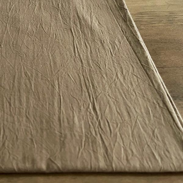 キャンブリックの特徴密に織られた丈夫な生地であり、熱と圧力を加えるカレンダリング加工 (Calendering) により表面に光沢があります。綿を密に織っているので適度な耐久性があります。そのため、洗い替えが必要な衣服によく用いられます。伸...