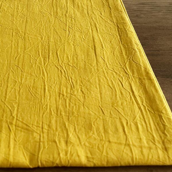 キャンブリックの特徴密に織られた丈夫な生地であり、熱と圧力を加えるカレンダリング加工 (Calendering) により表面に光沢があります。綿を密に織っているので適度な耐久性があります。そのため、洗い替えが必要な衣服によく用いられます。伸...