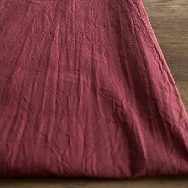 キャンブリックの特徴密に織られた丈夫な生地であり、熱と圧力を加えるカレンダリング加工 (Calendering) により表面に光沢があります。綿を密に織っているので適度な耐久性があります。そのため、洗い替えが必要な衣服によく用いられます。伸...