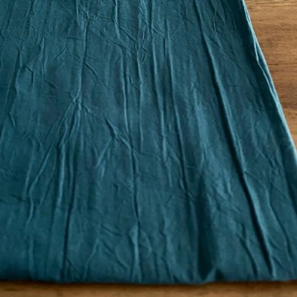 キャンブリックの特徴密に織られた丈夫な生地であり、熱と圧力を加えるカレンダリング加工 (Calendering) により表面に光沢があります。綿を密に織っているので適度な耐久性があります。そのため、洗い替えが必要な衣服によく用いられます。伸...