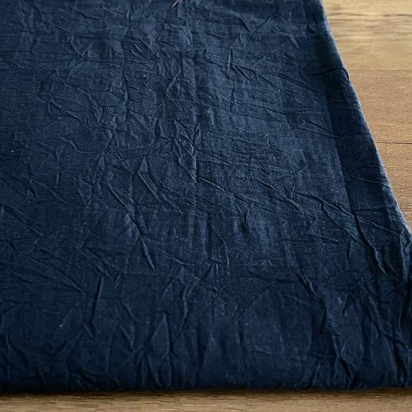 キャンブリックの特徴密に織られた丈夫な生地であり、熱と圧力を加えるカレンダリング加工 (Calendering) により表面に光沢があります。綿を密に織っているので適度な耐久性があります。そのため、洗い替えが必要な衣服によく用いられます。伸...