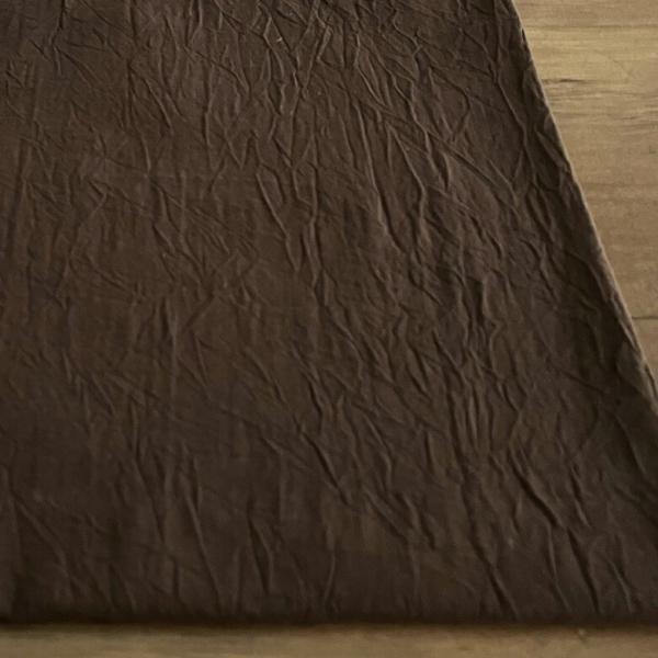 キャンブリックの特徴密に織られた丈夫な生地であり、熱と圧力を加えるカレンダリング加工 (Calendering) により表面に光沢があります。綿を密に織っているので適度な耐久性があります。そのため、洗い替えが必要な衣服によく用いられます。伸...