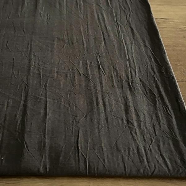 キャンブリックの特徴密に織られた丈夫な生地であり、熱と圧力を加えるカレンダリング加工 (Calendering) により表面に光沢があります。綿を密に織っているので適度な耐久性があります。そのため、洗い替えが必要な衣服によく用いられます。伸...