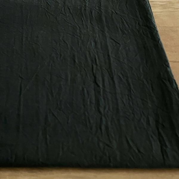 キャンブリックの特徴密に織られた丈夫な生地であり、熱と圧力を加えるカレンダリング加工 (Calendering) により表面に光沢があります。綿を密に織っているので適度な耐久性があります。そのため、洗い替えが必要な衣服によく用いられます。伸...