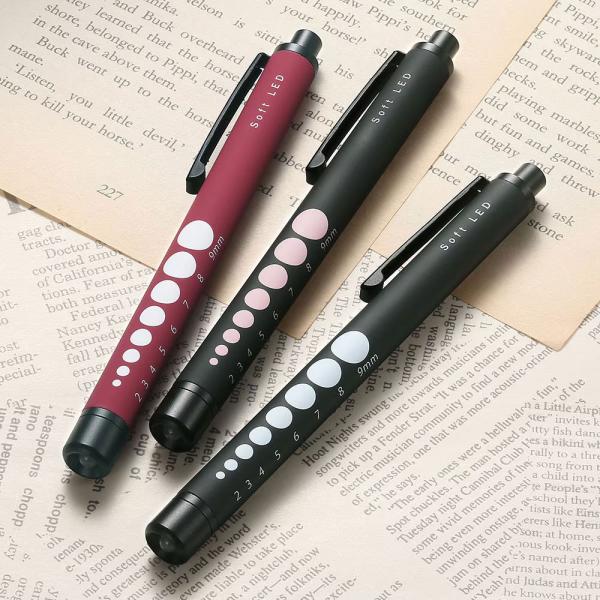 スタイリッシュでさらにクール定番ラバー調ロングペンライト大人気「ラバー調ペンライト」がクールで大人っぽいデザインになりました。・持ち運びに便利なクリップ付・便利なスケールプリント・明るく照らすソフトLED・ライトは指1本でON/OFFできる...