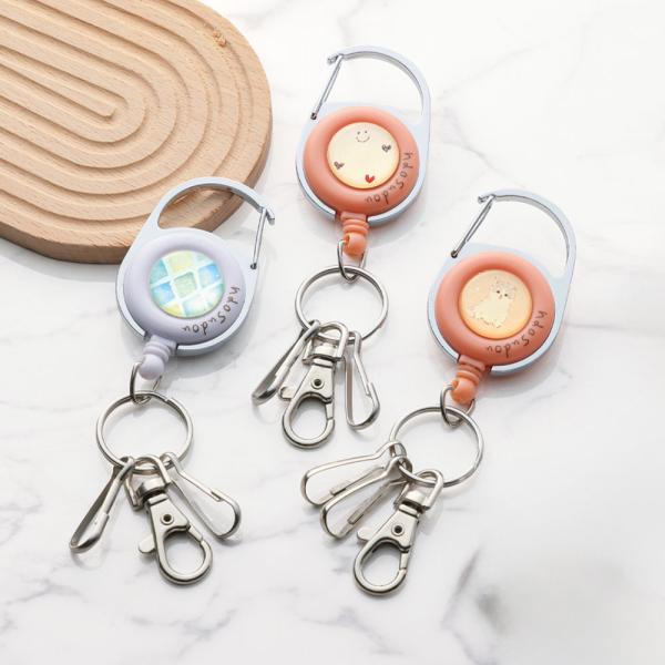 心ときめく小さなラッキー1つあると便利なカラビナリールキー『心ときめく小さなラッキー』をキーワードに展開するキュートなアートワーク。デザイナーの須藤奈央が手掛ける素朴で繊細なデザインは、あなたのそばに小さなラッキーをもたらしてくれるかも。印...