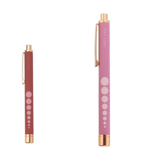 大人カラーのシャンパンゴールドが魅力軽くて滑りにくいラバー調ペンライト人気のくすみカラーに大人っぽいシャンパンゴールドが映える。滑りにくい超軽量のペンライトです。・滑りにくいラバー加工タイプ・いざという時に便利なスケール&amp;ゲージ付・...