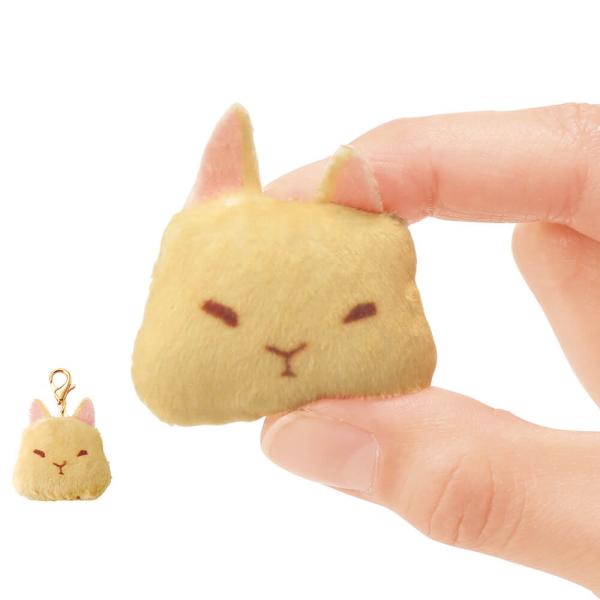 おもわずぎゅっとふにふに顔ウサギのチャームウサギ好きのMD（ウサギを実際に飼っています）にウサギのかわいいところを聞きながら作りました。お仕事中も癒されたい！ウサギ好きさん必見のチャームです。お顔撫でたときの表情が再現できたらかわいいなと思...