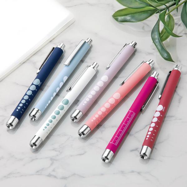 ノック部分を改良！使いやすくなった軽量ペンライトゲージとスケールがついた「使いやすい!」デザイン。滑りにくい超軽量のペンライトです。・滑りにくいラバー加工タイプ・いざという時に便利なスケール&amp;ゲージ付・やわらかな灯りのソフトLED採...