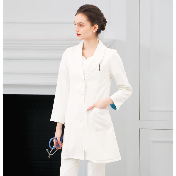 洗練のデザインワークほどよくエレガンス香るドクターコート〜エレガントな白の美しさ〜ブライダルシーンをリードし続けるユミカツラとのコラボレーションで毎日が特別な日になる最上のメディカルアイテム誕生ユミカツラのドレスと同じように「品格、優雅、浪...
