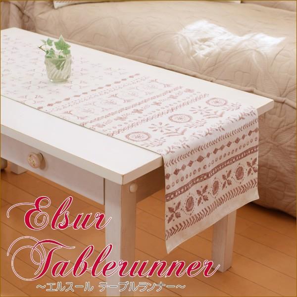 可愛いフラワーモチーフのファブリック。細くて長いテーブルランナーなら、様々な場所で使用できます。■サイズ 　約３０×１５０ｃｍ■素材　   コットン１００％（シーチング） 裏地：コットン１００％ 　　■生産国　インド■こちらは 【雑貨まとめ...