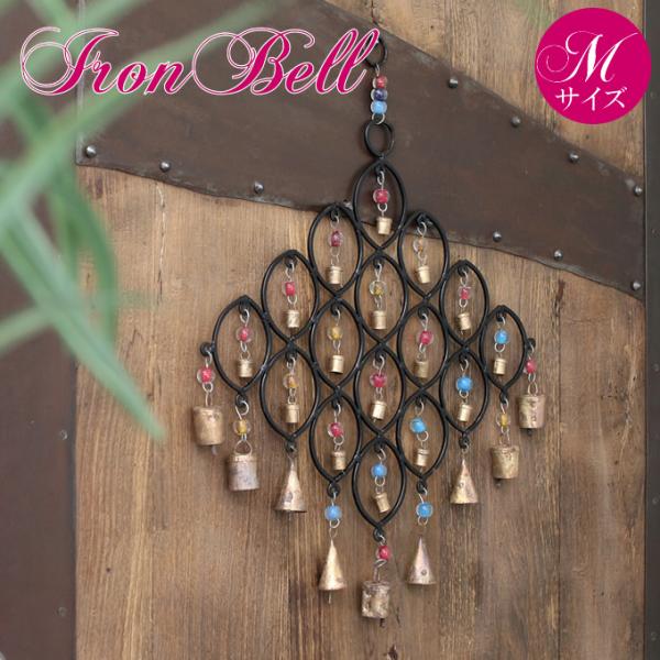 サイズ：約33×55cm素材：アイアン、ビーズ生産国：インド雑貨送料【雑貨まとめ買い対象商品】たくさんの小さなベルが、かわいい音色を響かせるアイアンベル。ビーズとのコンビネーションが華やかで可愛いデザインです。海の中の魚の群れをイメージした...
