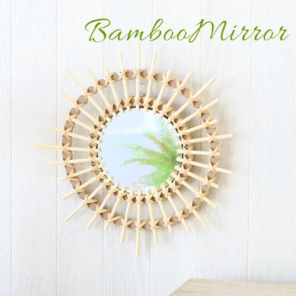 サイズ：約φ２８ｃｍ素材：バンブー、MDF、鏡生産国：中国雑貨送料【雑貨まとめ買い対象商品】フレームのデザインが特徴的で、モダンなスタイル。お部屋の実用的なインテリアになってくれるミラーです。飾るだけでお部屋がぐっとオシャレになる壁掛けミラ...
