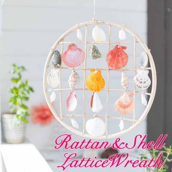 明るい彩りが際立つカラフルなシェルリース。飾るだけで玄関やお部屋のドアを可愛く演出してくれます。■サイズ　　約φ30×TH40cm  　■素材　　　ラタン、シェル　　■生産国　　フィリピン■雑貨送料【雑貨まとめ買いサービス】対象商品格子状の...