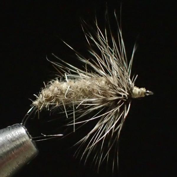 フライフィッシングの定番であるヘアーズイヤーダビングでボディを巻いた大変よく釣れるテンカラ毛鉤です。ボディがウサギの毛を縒りつけて巻いたもので、毛先が散らばって広がるので水中でぼんやりしたシルエットになります。魚にはカゲロウやトビケラの幼虫...