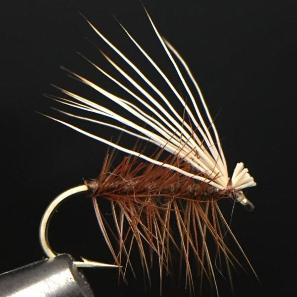 軽快に水面に立ち、軽快に魚を誘うエルクヘアカディスは大変良く釣れる日本の渓流の定番ドライフライ！これしか使わないという人もいるほどです。本来のカディス（トビケラ）は光を通すほど薄く、そして軽快に水面に立っているもの。n-VISIONのエルク...