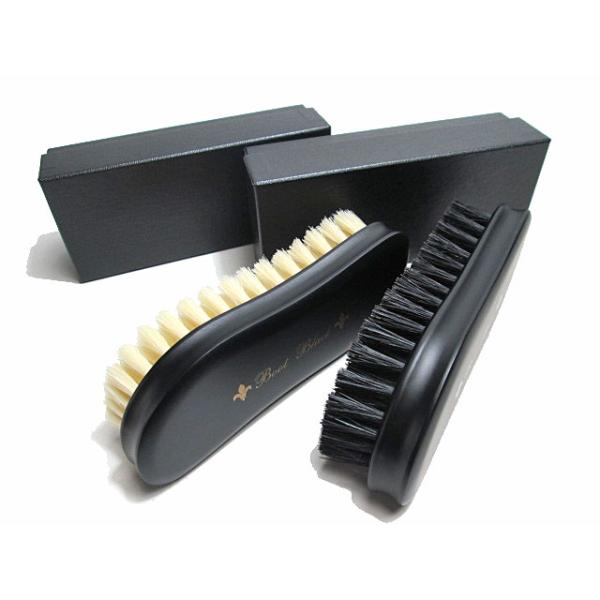 日々の靴のお手入れに喜びをもたらす、とても美しい江戸屋ブラシ。 Ｒ(カーブ)をつけた持ち手部分は、ヒジに連動してブラッシング時に力が入りやすいデザインです。 大量生産ではできない細やかな心配りで、機能性を重視した使い勝手の良いブラシは、まさ...