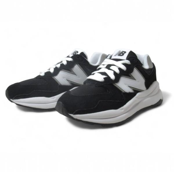 1988年に登場したオフロードシューズの576のDNAを引き継ぎ登場したアイコニックモデルの574を、90年代の流線的なイメージにモダナイズした「5740」から新色が登場。ロードとトレイルのハイブリッドを象徴したボリュームあるシルエットに、...