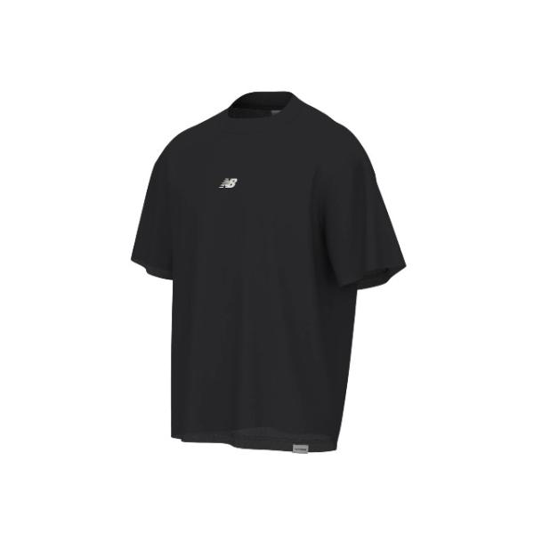 日本人の体型に合わせて開発されたトレーニング用グラフィックTシャツ。背面に反射プリントで「The Intelligent Choice」をグラフィックデザイン。吸汗速乾性に優れたNB Dryを搭載したポリエステル100%ニット素材を使用し、...