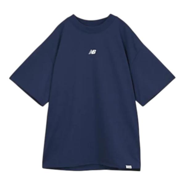 日本人の体型に合わせて開発されたトレーニング用グラフィックTシャツ。背面に反射プリントで「The Intelligent Choice」をグラフィックデザイン。吸汗速乾性に優れたNB Dryを搭載したポリエステル100%ニット素材を使用し、...