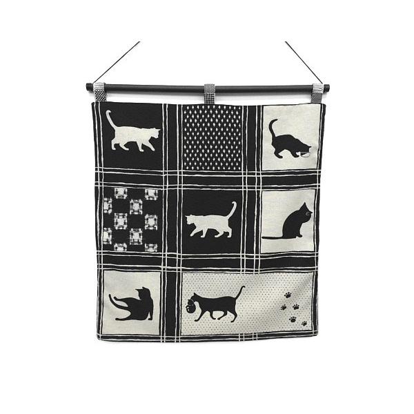 猫柄の生地をタペストリーにしてみました。表と裏、二重縫いで猫の柄が違います。お部屋のアクセントにいかがでしょうか？♪色は黒と紺の２種類ございます。タペストリー用の棒は付いていませんのでお手持ちの棒をご利用ください。別売り「タペストリー用棒セ...