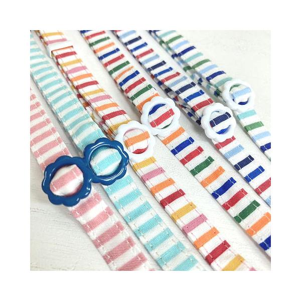 手作りの首輪です。シンプルストライプ柄とカラフルストライプ柄に花の形の飾りバックルです。留め金は、一定の力の付加で外れる安全バックルです。猫がずっと装着しても、首輪下の毛に負担がかからないように生地を重ね縫いしているのみで、中に芯などは入れ...