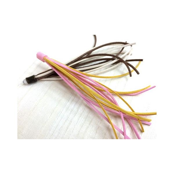 合皮のヒモを束ねてムチ風にした付替専用のじゃらしです。おしりを軽くペシペシしてあげたり、床を這わせるように動かすと両手で可愛く捕まえようとします。また、頭より少し高めの場所でフリフリしてあげると、２本足で可愛く立つ♪なんて可能性も(^-^)...