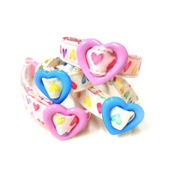 手作りの首輪です。アルミバックルからハートバックルに変更いたしました。生地のハート柄とおそろいです。留め金は、一定の力の付加で外れる安全バックルです。猫がずっと装着しても、首輪下の毛に負担がかからないように生地を重ね縫いしているのみで、中に...