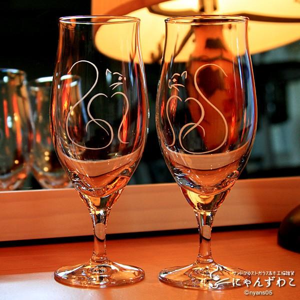 体がハートの猫のイラストをサンドブラスト加工したビアグラス（ペア）です。2つのグラスの尻尾を合わせる（乾杯する）とハートになり顔側で乾杯すると、キッスになるオシャレなグラスです。ハンドメイドですから、同じ絵柄でも微妙に違う味のある1点モノで...