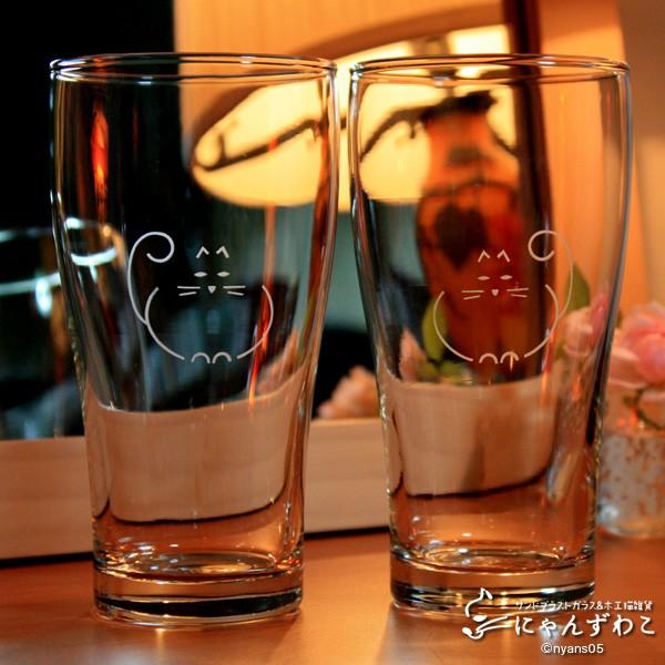 招き猫のイラストをサンドブラスト加工したデカビアグラス（ペア）です。ジョッキ並みの大容量で飲み口が広く豪快なデカグラスです。ネコのイラストカッティング及びサンドブラスト加工はハンドメイドですから、同じ絵柄でも微妙に違う味のある1点モノです。...