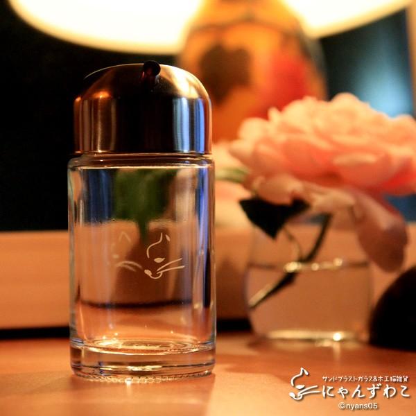 ペアのねこ顔イラストをサンドブラスト加工した醤油差しです。ネコのイラストカッティング及びサンドブラスト加工はハンドメイドですから、同じ絵柄でも微妙に違う味のある1点モノです。●材質／ガラス　フタ：ステンレス●外寸／高さ約10.5cm（最高部...