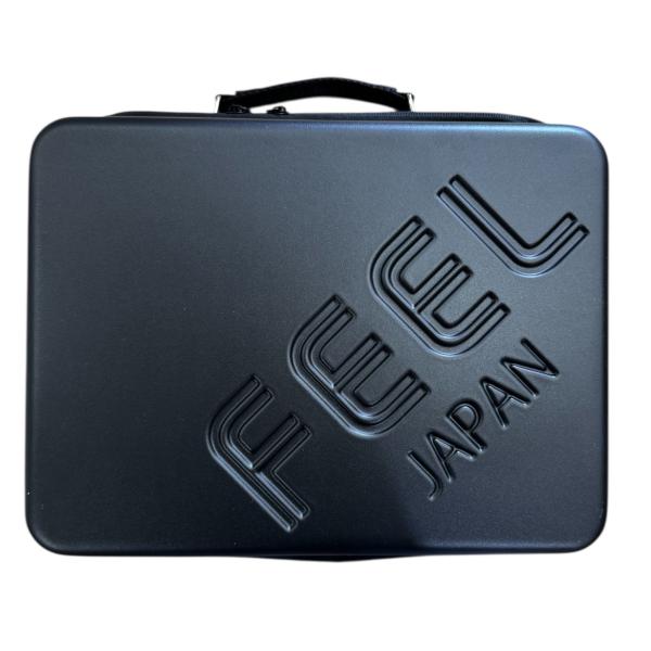 【商品説明】 FEEL ハンディーケース BLACK 理美容師様専用ツールケースです。 コンパクトで軽く持ち運びに便利なサイズ感です。サイズ：26cm x 35cm材　料：本革、合成樹脂