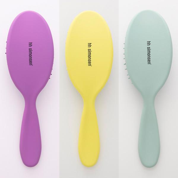 “とかすだけ、一瞬でツヤ髪”頭皮に心地よい刺激を与えながら、使うほどに健康的でツヤのある美しい髪へと導く、優れた機能性と洗練された北欧デザインのヘアブラシです。＜こんな時にオススメ＞［朝のスタイリング時●寝ぐせ直しの時短に●ヘアオイルなどの...