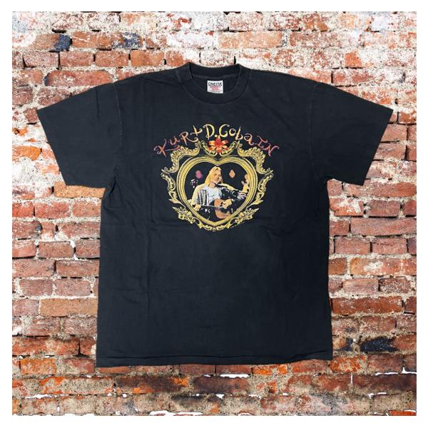Kurt Cobain / カートコバーン　追悼 Tシャツ【ネコポス便配送】※【日付時間指定・代金引換】でのお取引はできません。●素材：コットン100%●カラー：・black【ブラック】●サイズ：XL