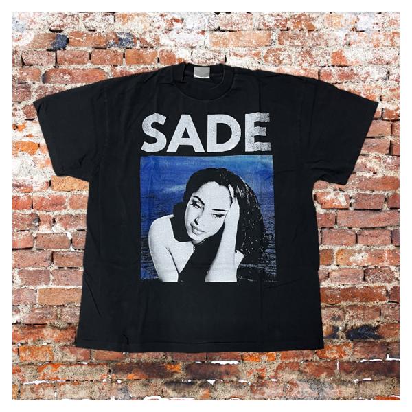 Sade / シャーデー　Tシャツ【ネコポス便配送】※【日付時間指定・代金引換】でのお取引はできません。●素材：コットン100%●カラー：・black【ブラック】●サイズ：XL