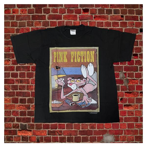 Pulp Fiction × The Pink Panther / パルプフィクション ピンクパンサー コラボ Tシャツ【ネコポス便配送】※【日付時間指定・代金引換】でのお取引はできません。●素材：コットン100%●カラー：・black【ブ...