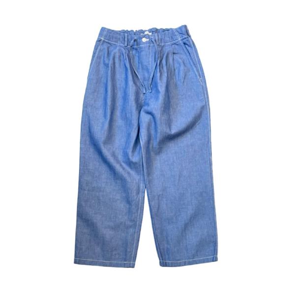 《CATTA/カッタ》[品番]BE-03程よい厚みのコットンリネン素材を使用したシャンブレー生地。涼しくて柔らかな風合いが特徴的。腰回りはややゆとりがありすっきりとしたテーパードシルエット。フロントに入った深い２タックは立体感があり着用時の...