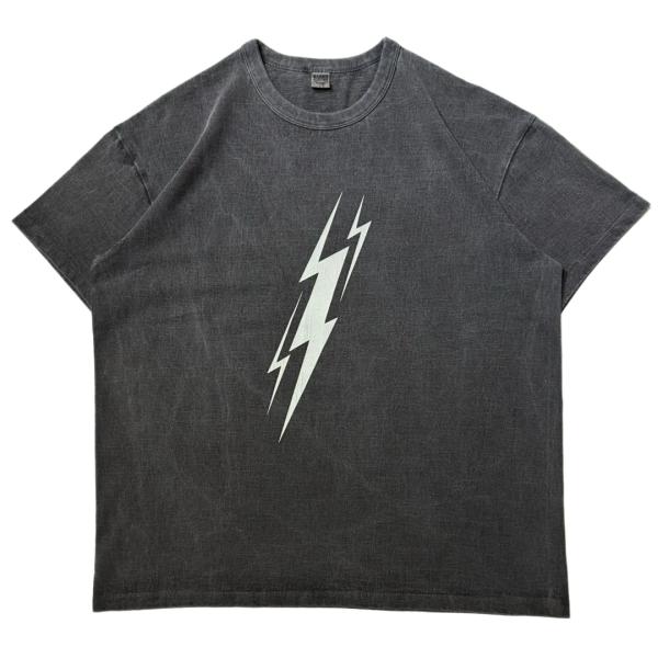 《BARNS OUTFITTERS/バーンズアウトフィッターズ》[品番]BR-2531414番手の糸で編み立てられたヘビーウェイトTシャツにBARNSらしい、ピグメント染めで仕上げたTシャツ。フロントにシンプルな稲妻モチーフのデザイン。