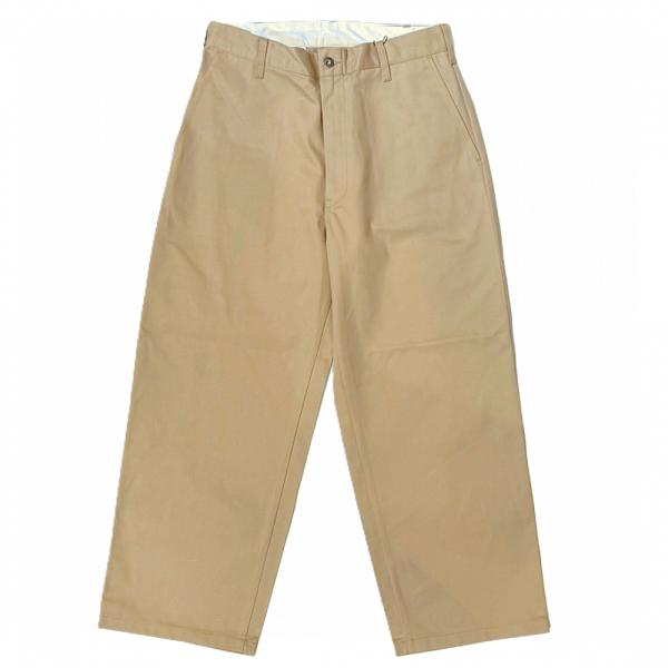 UNIVERSAL OVERALL（ユニバーサルオーバーオール）[品番]HT-03 シルエットは裾にかけてスッと太くトレンド感もある、存在感抜群のシルエットのT/Cツイルパンツ。現代にもフィットするシルエットで現代風の要素も取り入れたチノパ...