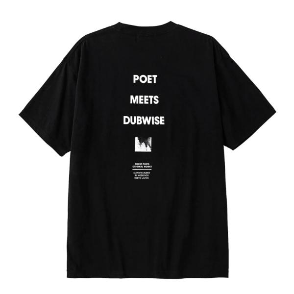 《POET MEETS DUBWISE(ポエットミーツダブワイズ)》[品番]PMDTS-0550コーマ糸を使用した肌触りの良さとほどよくタフな肉感を追求したプレミアムコットン・Tシャツ。バックににPOET MEETS DUBWISEのスター...
