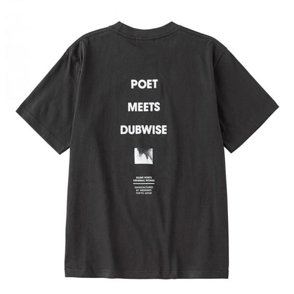 《POET MEETS DUBWISE(ポエットミーツダブワイズ)》[品番]PMDTS-0550コーマ糸を使用した肌触りの良さとほどよくタフな肉感を追求したプレミアムコットン・Tシャツ。バックににPOET MEETS DUBWISEのスター...