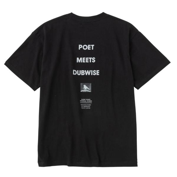 《POET MEETS DUBWISE(ポエットミーツダブワイズ)》[品番]PMDTS-0601コーマ糸を使用した肌触りの良さとほどよくタフな肉感を追求したプレミアムコットン・Tシャツ。バックににPOET MEETS DUBWISEのスター...