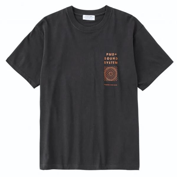 POET MEETS DUBWISE（ポエットミーツダブワイズ）[品番]PSSTS-0667架空のサウンドシステムをテーマにしたロゴとグラフィックをフロントには左胸バッグには大判でプリント。