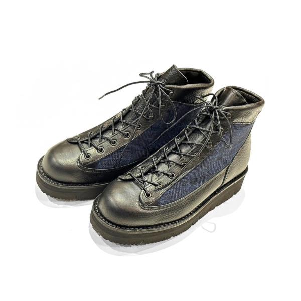 《White Mountaineering/ホワイトマウンテニアリング》[品番]WM2373802凹凸感のある独特なテクスチャーのチェック生地をサイドパネルに採用したDanner WASHOUGALレースアップブーツはDANNERとのコラボ...